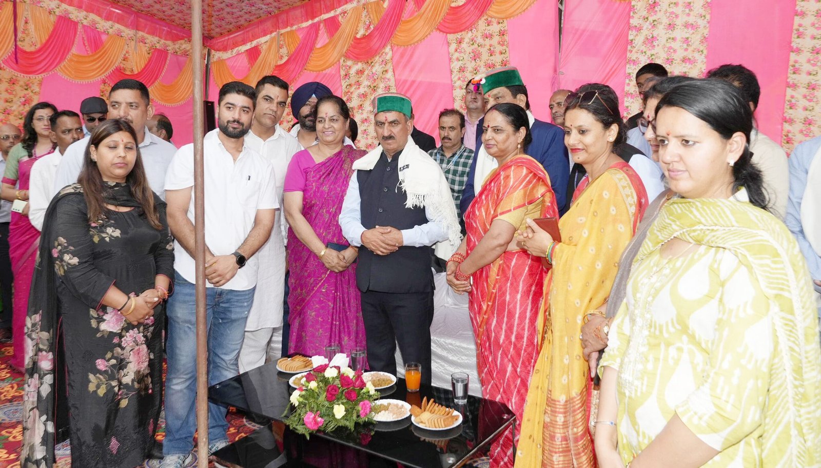 CM honored by Usha Sharma, Mayor, Solan Municipal Corporation Breaking ...